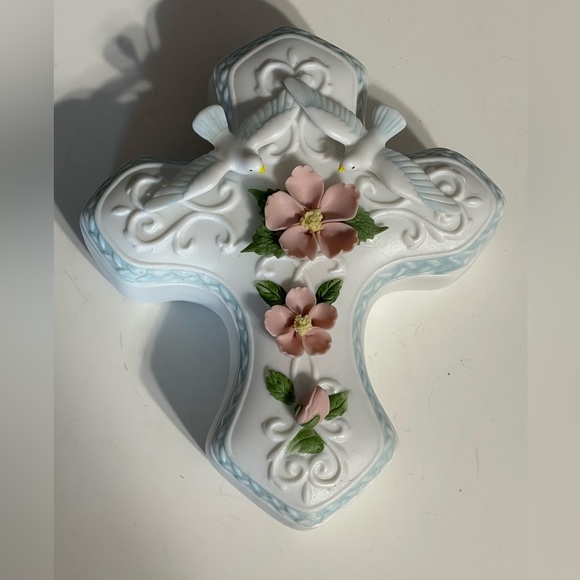 Avon | Accents | 202 Avon Porcelain Cross Keepsaketrinket Box Gift ...